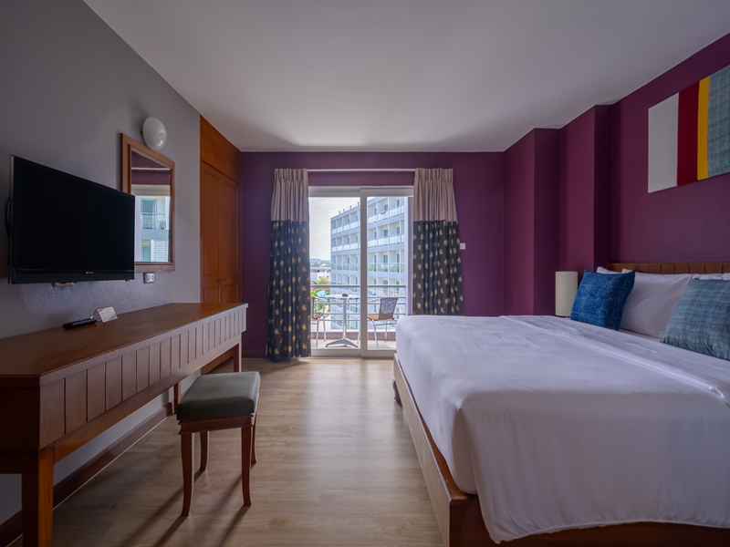 Deluxe King Pool View Room - Quarter 09 Beach Hotel